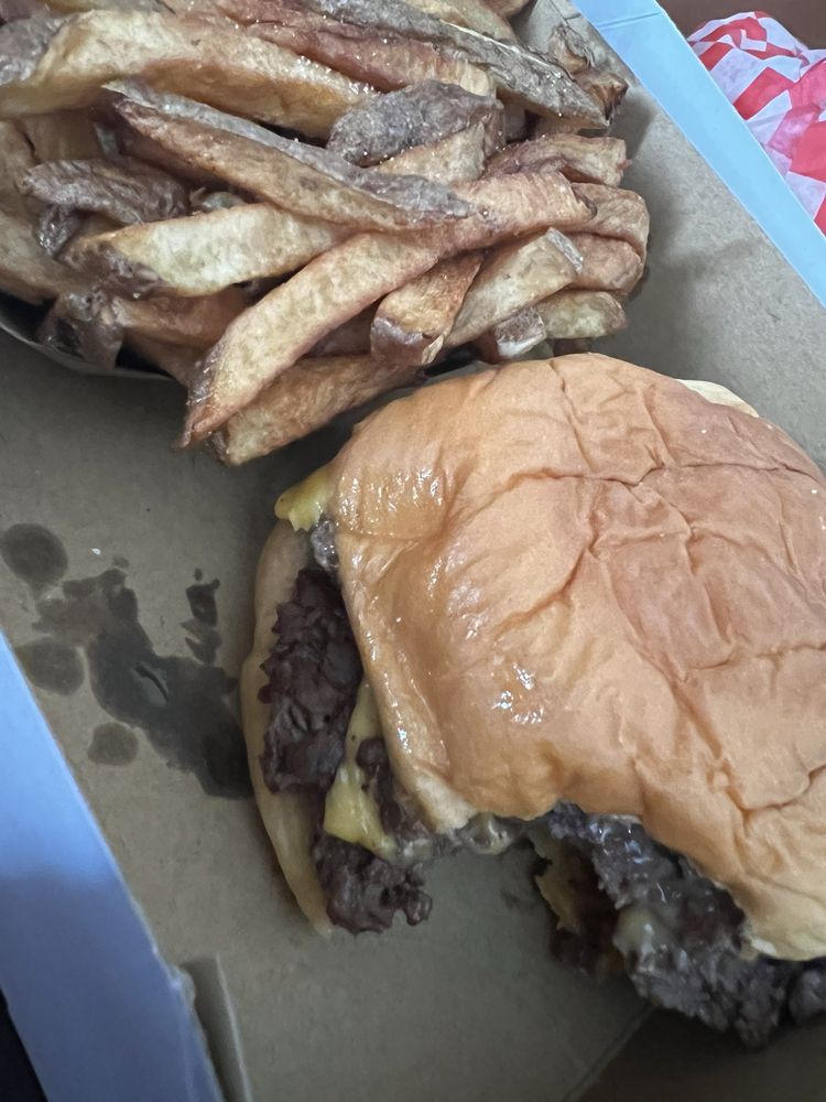 UNIBURGER - Updated May 2025 - 16 Photos - 3712 Blvd. Saint-Martin O ...