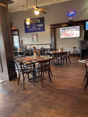 STATE LINE BAR & GRILLE - Updated December 2025 - 58 Photos & 89 ...