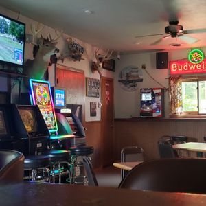 BADGER DEN - Updated January 2025 - 12 Photos - 116 S Main St, Lodi ...