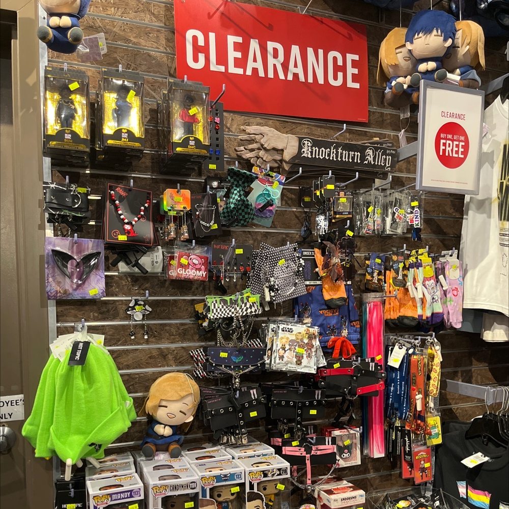 HOT TOPIC - Updated September 2025 - 13 Photos & 35 Reviews - 128 Great ...