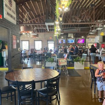 THE HUB BRICK OVEN & BREWERY - Updated August 2025 - 48 Photos & 31 ...