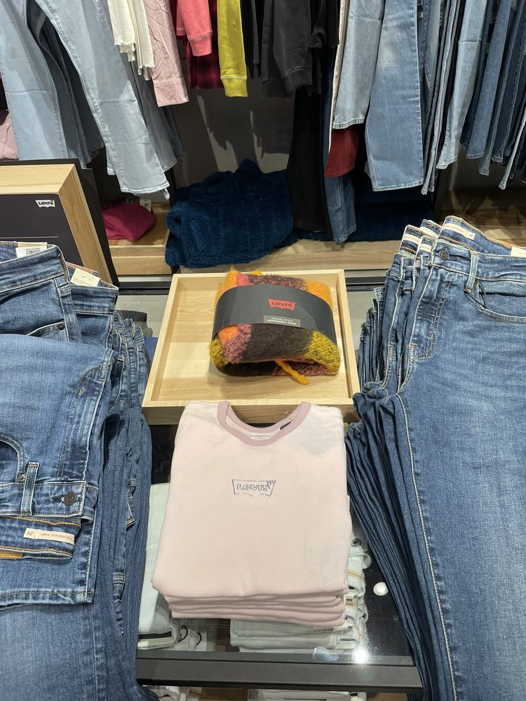 LEVI’S STORE - 2800 Southcenter Mall, Tukwila, Washington - Women's ...