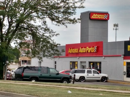 ADVANCE AUTO PARTS - Updated January 2026 - 10 Photos - 2625 NE Vivion ...
