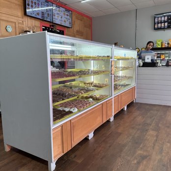 DOUGHNUT WORLD - Updated October 2025 - 42 Photos & 35 Reviews - 233 N ...