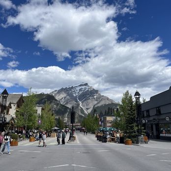 THE MAPLE LEAF - Updated June 2025 - 635 Photos & 421 Reviews - 137 ...