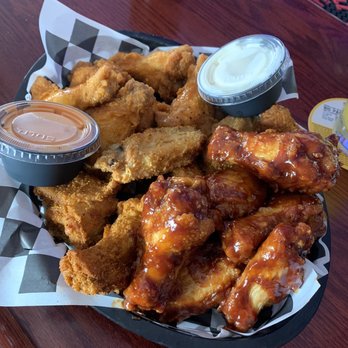 SIDELINES SPORTSBAR & GRILL - Updated September 2024 - 51 Photos & 178 ...