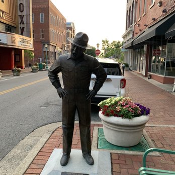 FRANK SUTTON STATUE - Updated May 2025 - 109 Franklin St, Clarksville ...