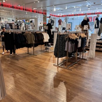 Uniqlo Downtown, Seattle, WA - Last Updated August 2025 - Yelp