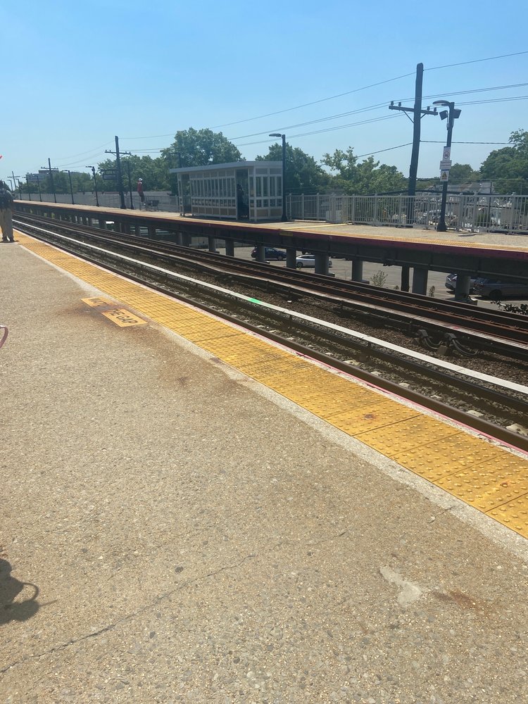 LIRR LOCUST MANOR STATION - Updated October 2025 - 10 Photos - Bedell ...