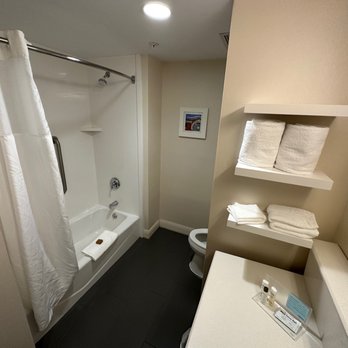 HAMPTON INN & SUITES YONKERS - WESTCHESTER - Updated January 2026 - 187 ...