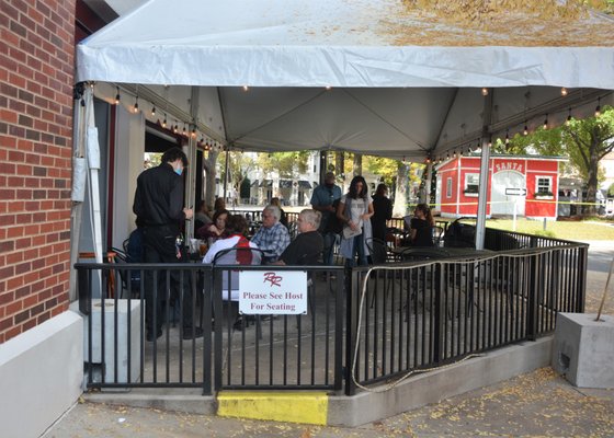 RED ROCKS CAFE: BIRKDALE VILLAGE - Updated July 2024 - 293 Photos & 391 ...