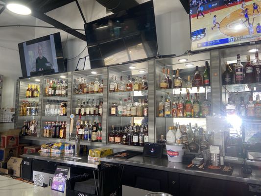 THE LOCAL TAVERN BAR AND GRILL - Updated July 2025 - 75 Photos & 62 ...