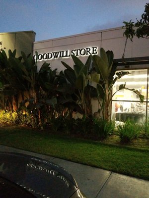 GOODWILL OF ORANGE COUNTY DONATION CENTER - 38 Photos & 84 Reviews ...