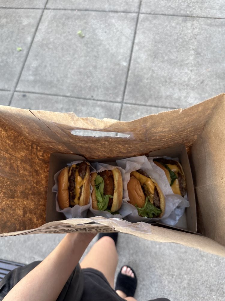 SHAKE SHACK BRIDGEPORT VILLAGE - Updated May 2025 - 48 Photos & 43 ...