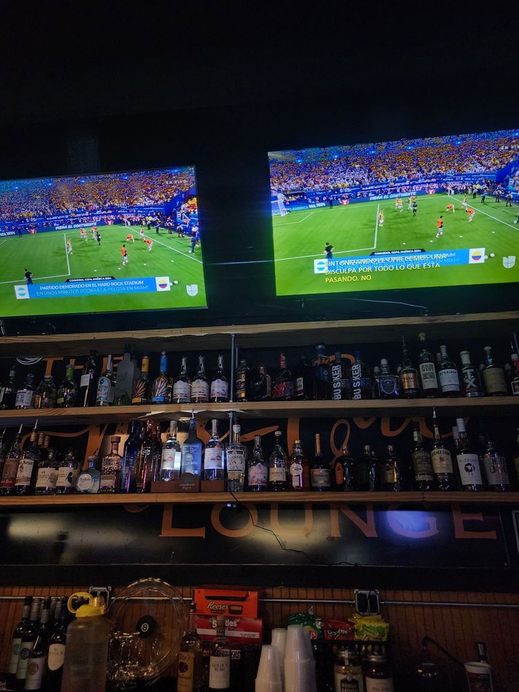 MIS-CUE LOUNGE - Updated January 2026 - 38 Photos & 36 Reviews - 975 NE ...