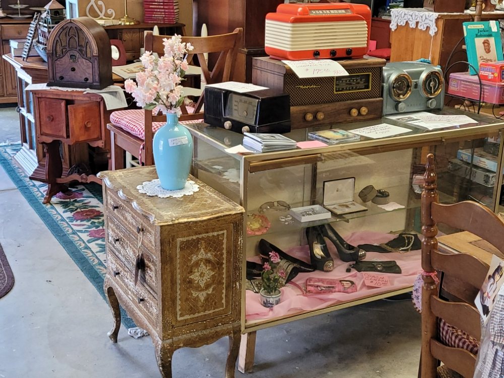 SHABBY CHIC AND JUNKTIQUE - Updated April 2025 - 22068 US Highway 160 ...