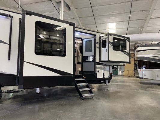 LAZYDAYS RV OF LOVELAND - Updated January 2026 - 42 Photos & 178 ...