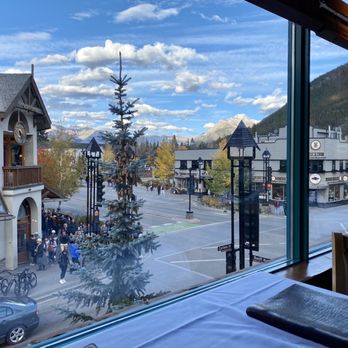 THE MAPLE LEAF - 566 Photos & 366 Reviews - 137 Banff Avenue, Banff ...