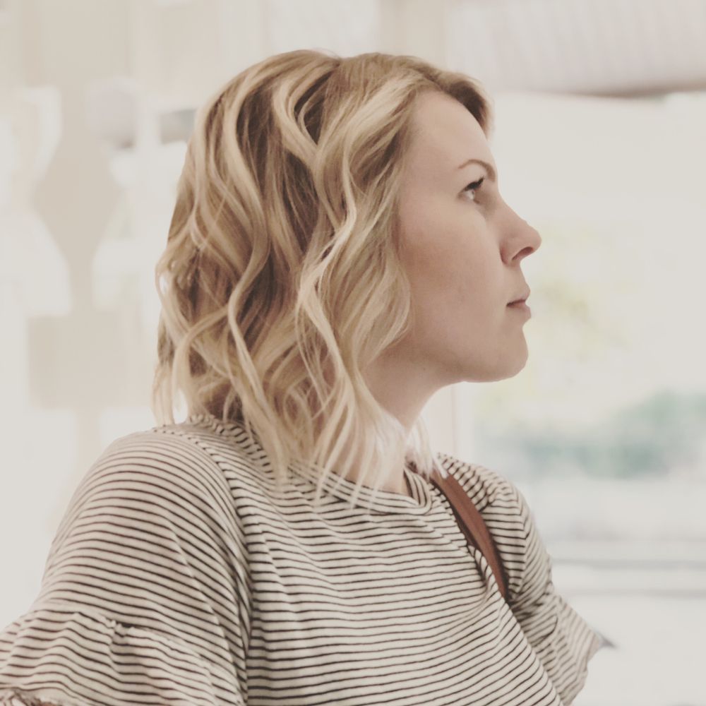 ALEXIS MOON AT THE STANDARD SALON - Updated June 2025 - 16 Photos - 830 ...