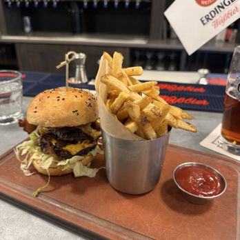 HAMBRGR - Updated December 2025 - 282 Photos & 238 Reviews - 49 King ...