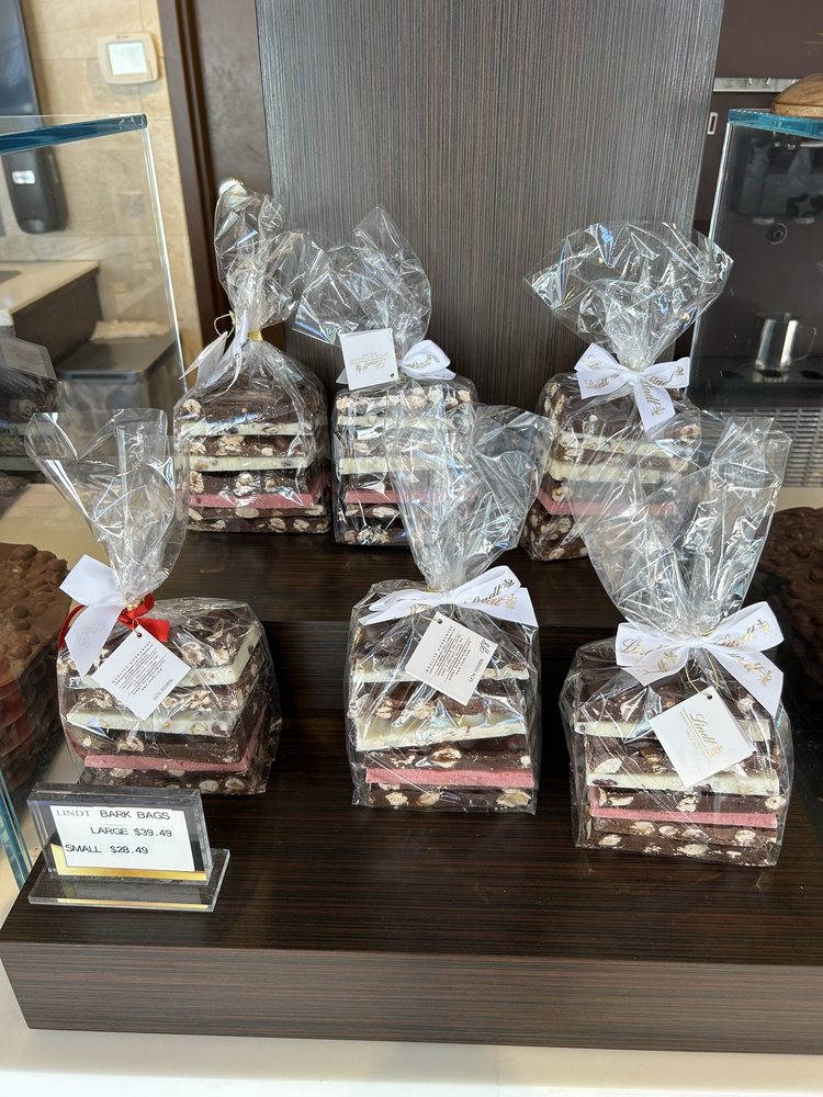 LINDT CHOCOLATE SHOP - Updated July 2025 - 1 Freeport Village Center ...