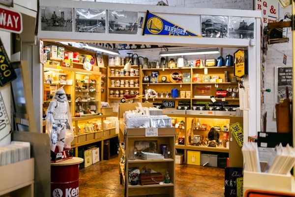 PETALUMA COLLECTIVE ANTIQUE AND MILITARIA MALL - Updated December 2025 ...