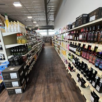 MEGA-BEV - Updated December 2025 - 14 Photos - 545 Lake Michigan Dr NW ...