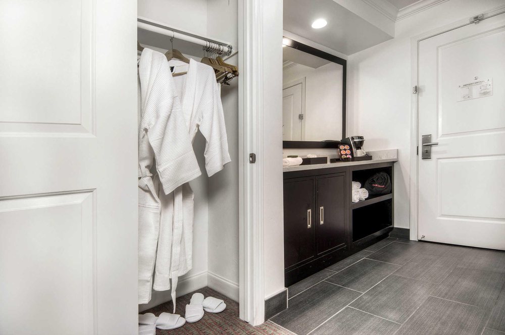 AGGIE INN, ASCEND HOTEL COLLECTION - Updated December 2025 - 43 Photos ...