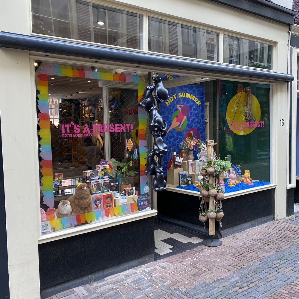 IT’S A PRESENT! - Updated October 2024 - 12 Photos - Lijnmarkt 16 ...