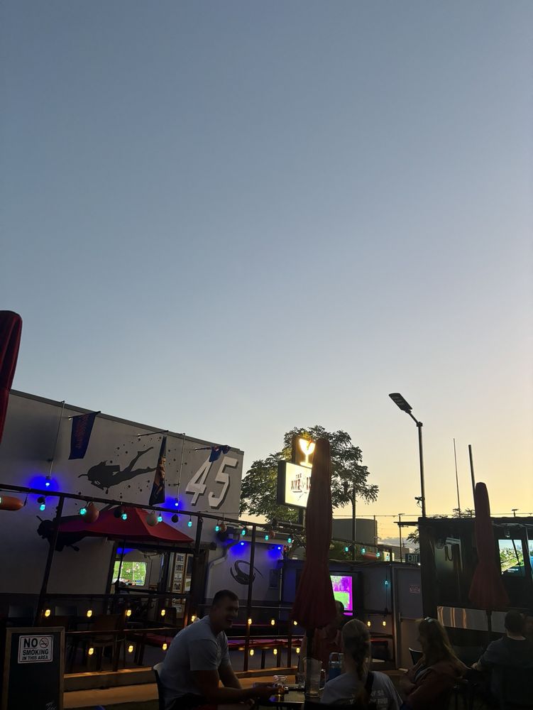 DIVE INN - Updated December 2025 - 108 Photos & 208 Reviews - 1380 S ...