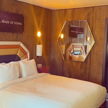 AMERICANA MOTOR HOTEL - Updated August 2024 - 51 Photos & 26 Reviews - 2650 E Rte 66, Flagstaff ...