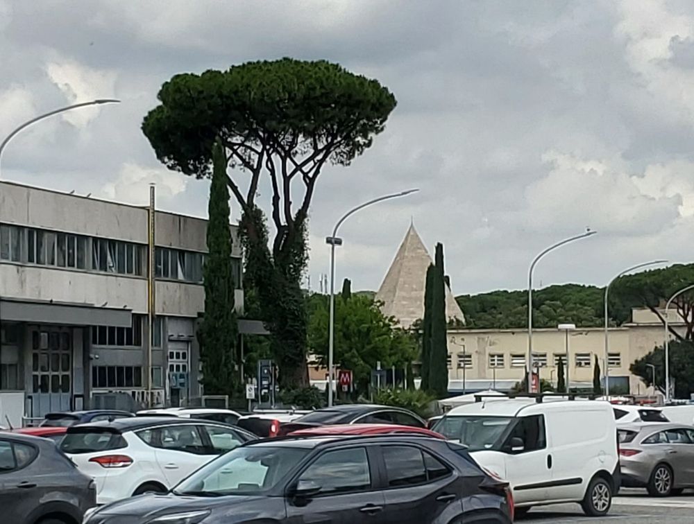 METRO PIRAMIDE - LINEA B - Updated October 2025 - 17 Photos - Piazzale ...