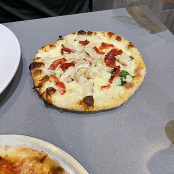 REVOLVE PIZZA KITCHEN - Updated November 2024 - 145 Photos & 127 ...