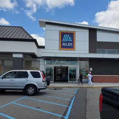 ALDI - Updated January 2026 - 42 Photos & 21 Reviews - 221 Glen Cove Rd ...