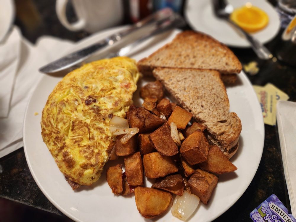 EATS CAFE LEGENDZ BAR AND GRILL - Updated October 2025 - 19 Photos & 24 ...