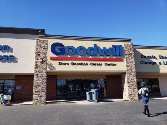 GOODWILL STORE AND DONATION CENTER - Updated December 2025 - 10 Reviews ...