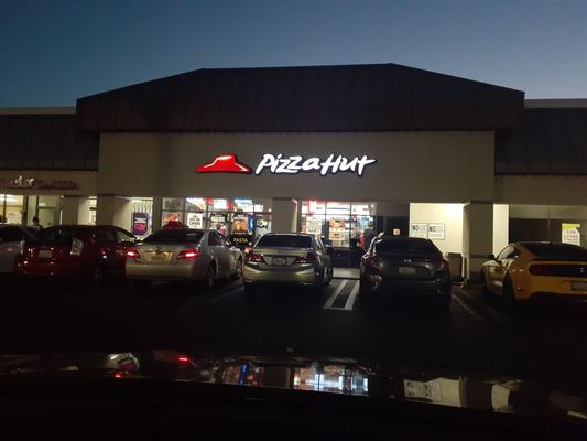 PIZZA HUT - Updated September 2025 - 81 Photos & 130 Reviews - 4750 La ...