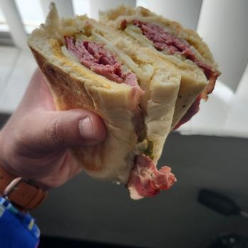 METRO DELI - Updated December 2025 - 128 Photos & 109 Reviews - 104 S ...