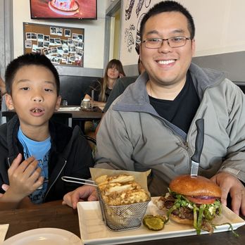 Da Burger Wing Hub - Reserve Now - Burgers - Updated June 2025 - 477 ...