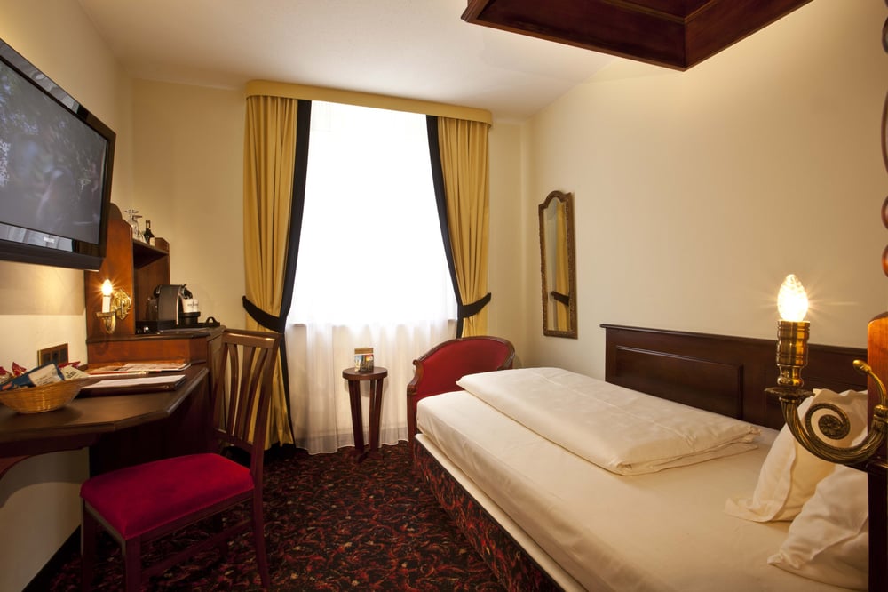 KING’S HOTEL FIRST CLASS - Updated August 2025 - 31 Photos & 17 Reviews ...