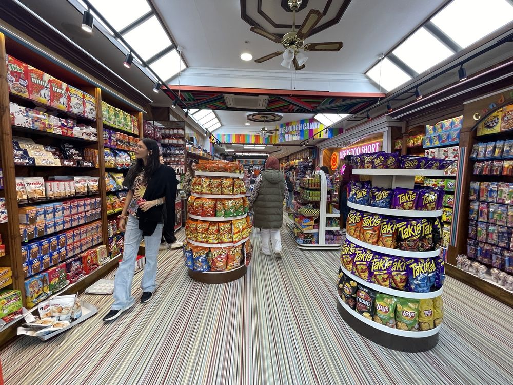 VICTORIAN CANDY PALACE - 23 Buckingham Palace Rd, London, United ...