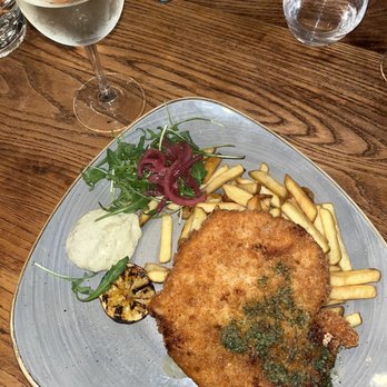 THE WELLINGTON - Updated June 2024 - 107 Photos & 75 Reviews - 351 The ...