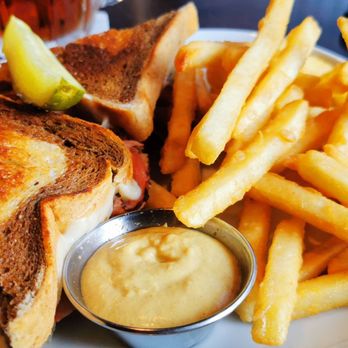 GUILDFORD STATION PUB - Updated January 2026 - 106 Photos & 112 Reviews ...