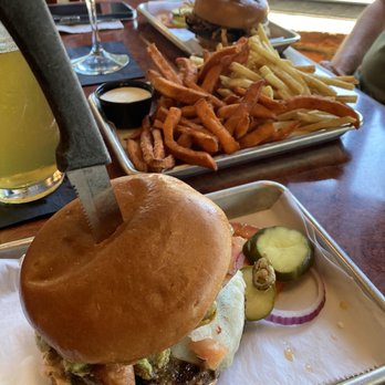THE BURGER SALOON - Updated July 2024 - 501 Photos & 638 Reviews - 601 ...