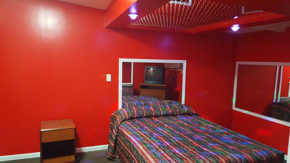 BEACON MOTEL - Updated May 2026 - 22 Photos - 15941 Wood St, Harvey ...