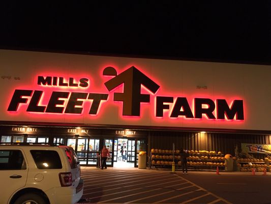 FLEET FARM - Updated December 2025 - 23 Reviews - 2630 Division St ...