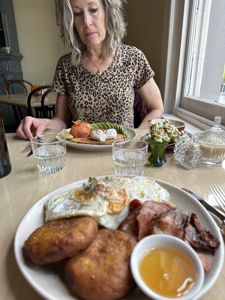 MR BURCH - Updated March 2024 - 22 Photos - 129 McKinnon Rd, Mckinnon ...