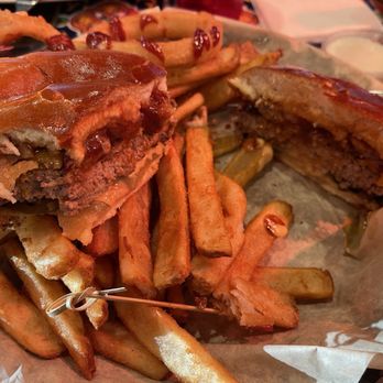 SHINDIGS COUNTRY KITCHEN BAR & STAGE - Updated May 2025 - 98 Photos ...