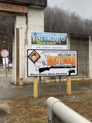 HATFIELD’S HIDEOUT - Updated June 2025 - 27 Photos - 585 River Rd ...