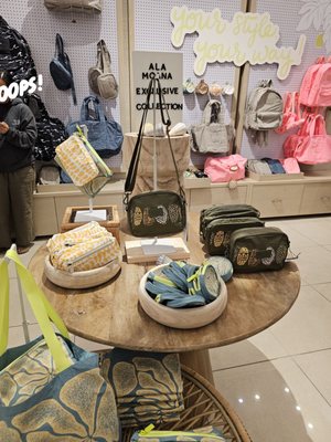 ALOHA COLLECTION - ALA MOANA CENTER - Updated April 2025 - 61 Photos ...